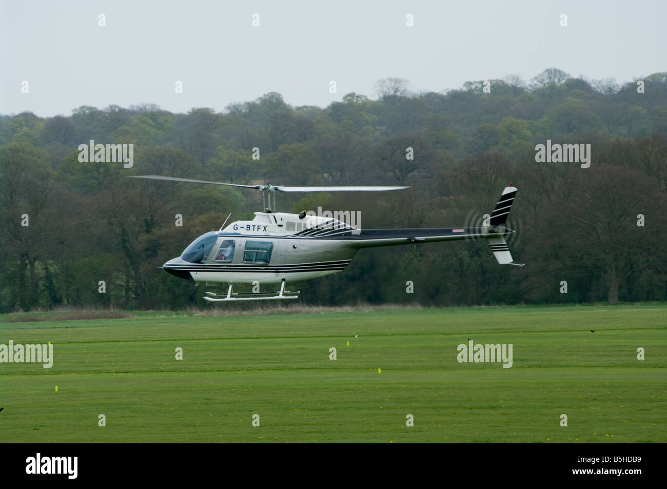 Helicopters landing hi-res stock photography and images - Alamy