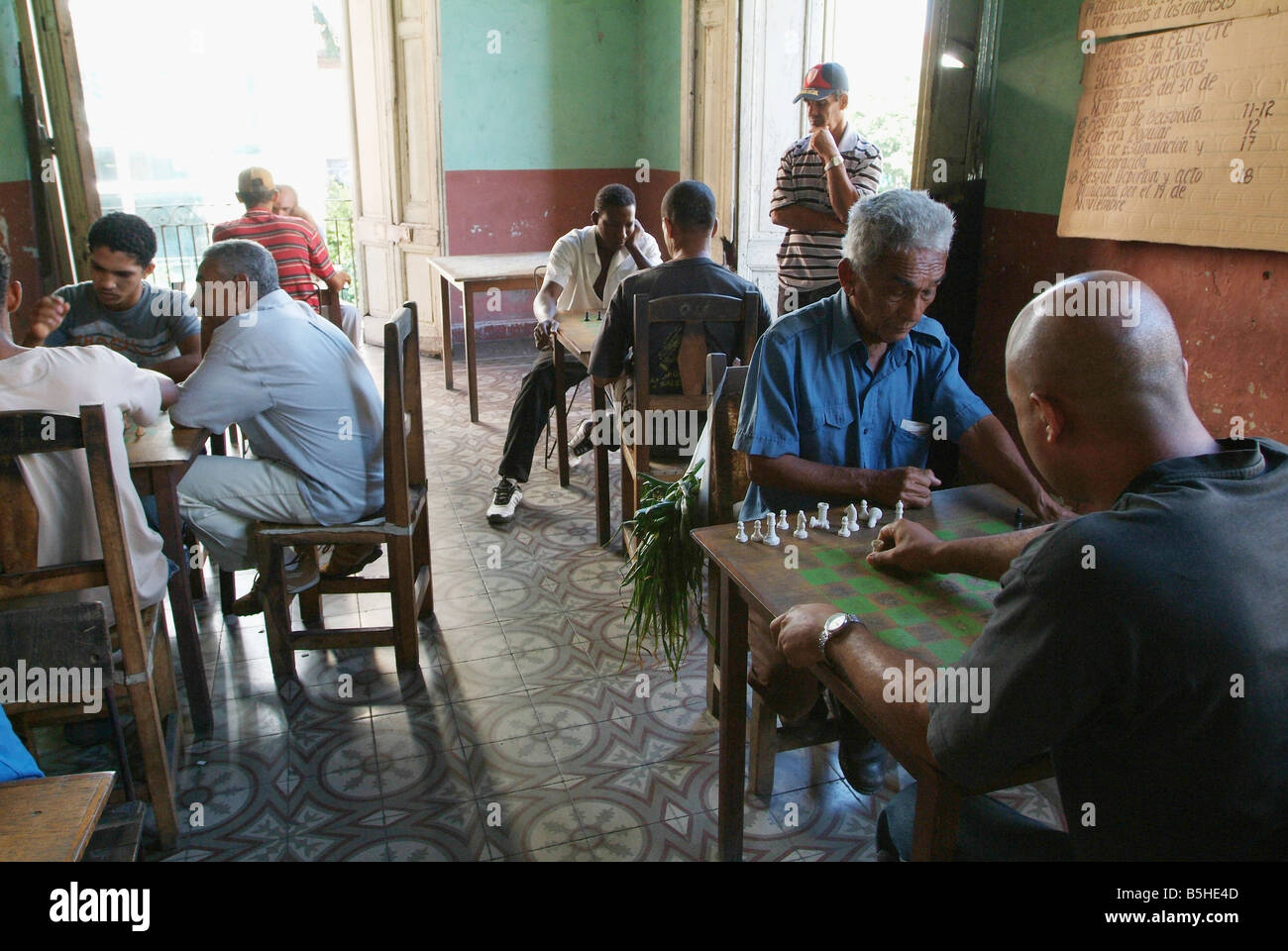 Chess board tables hi-res stock photography and images - Alamy