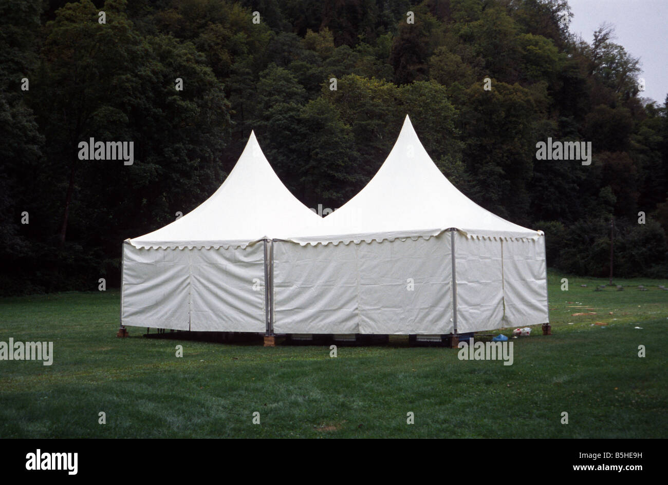White event tent hi-res stock photography and images - Alamy