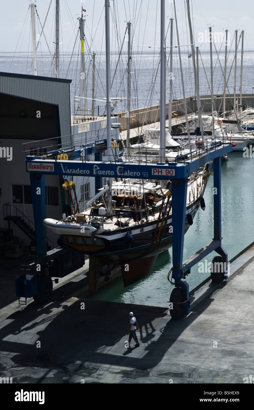 dh Marina PUERTO CALERO LANZAROTE Large lifting crane dryingdocking ...