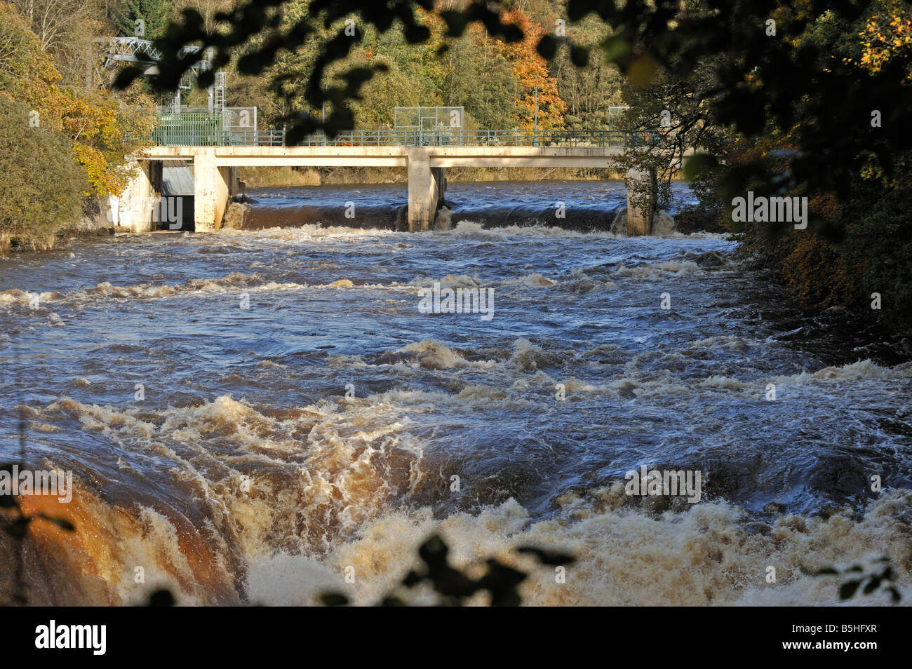 Bonnington weir hi-res stock photography and images - Alamy