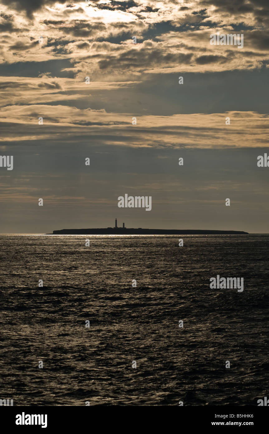 dh Muckle Skerry PENTLAND SKERRIES CAITHNESS Lighthouse in the middle ...