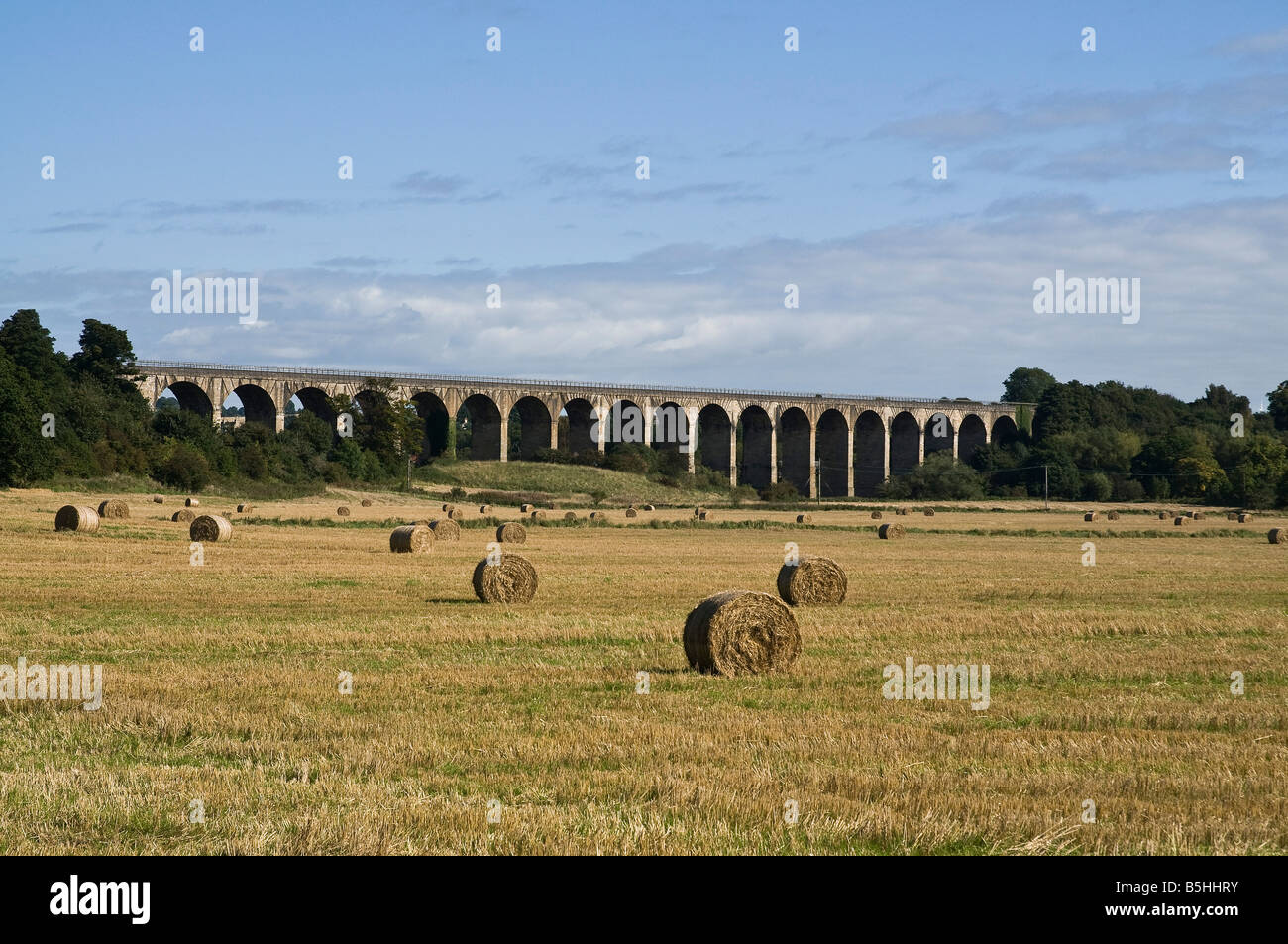 dh Linlithgow railway bridge LINLITHGOW LOTHIAN Across farming valley ...