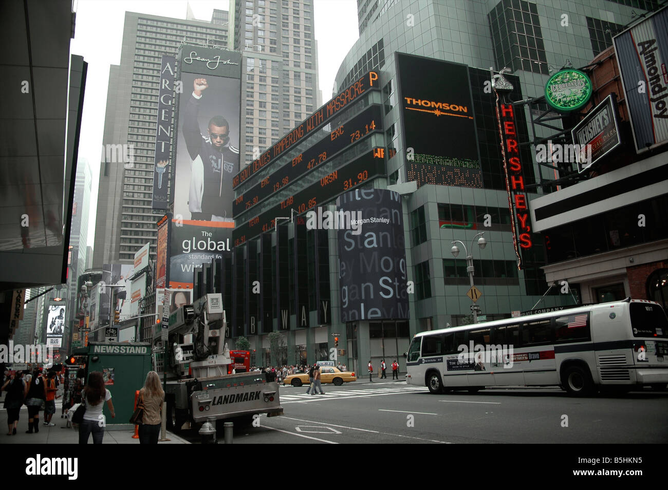 Bill boards new york hi-res stock photography and images - Alamy