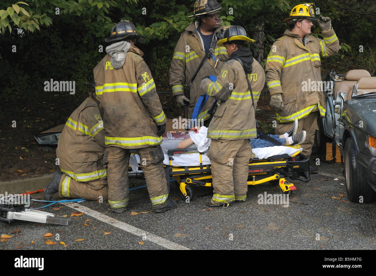 Firefighters and rescuers hi-res stock photography and images - Alamy