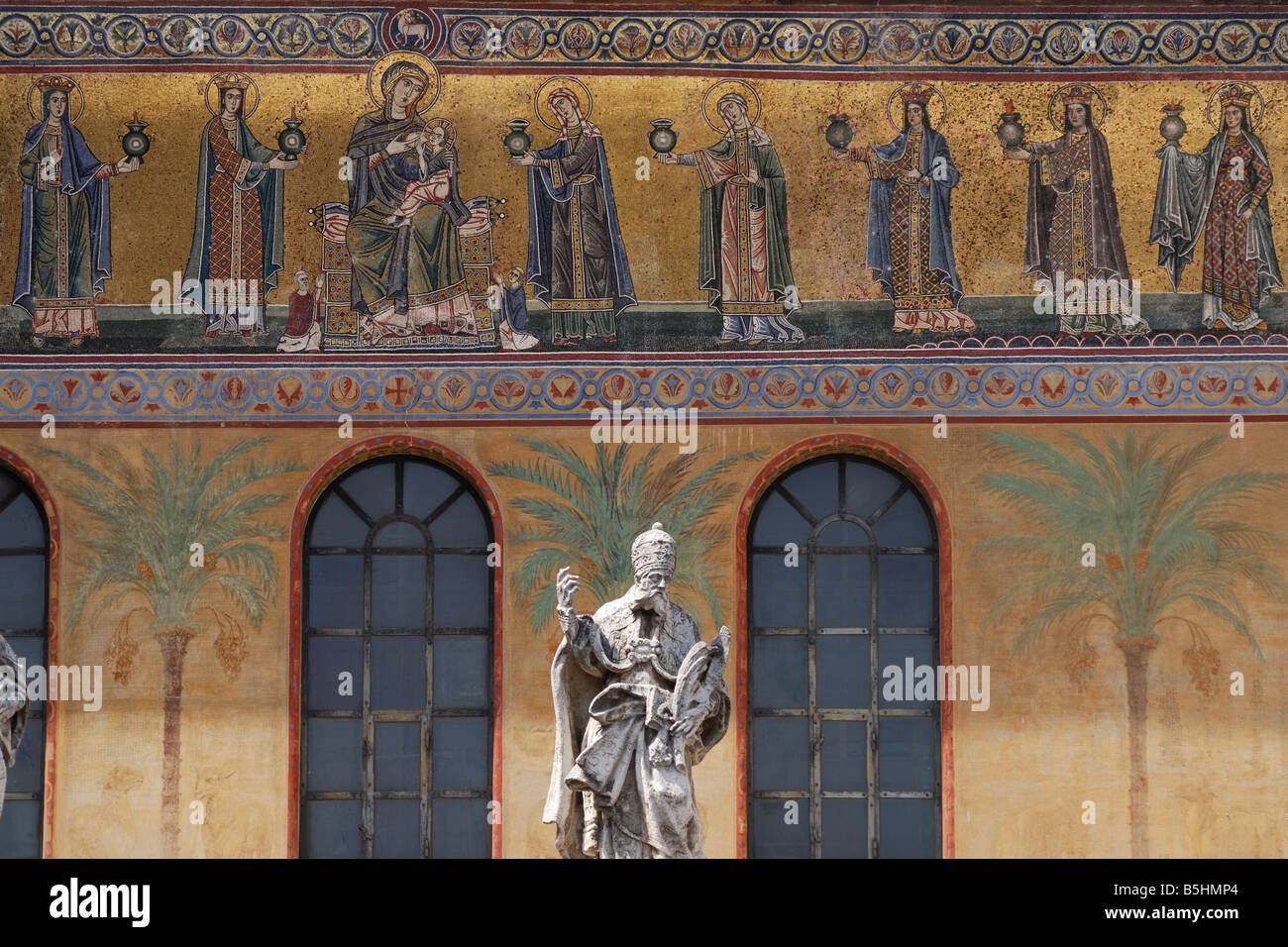 Statues in italy hi-res stock photography and images - Alamy