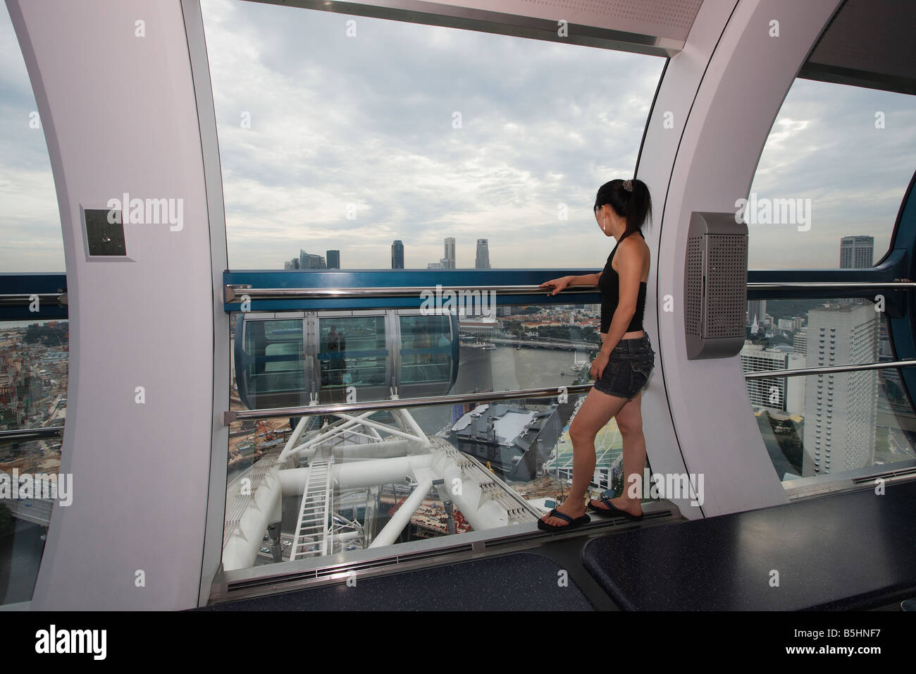 Singapore woman skyline hi-res stock photography and images - Alamy