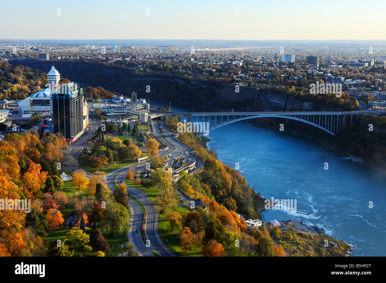 American falls and rainbow bridge crossing the niagara river hi-res ...