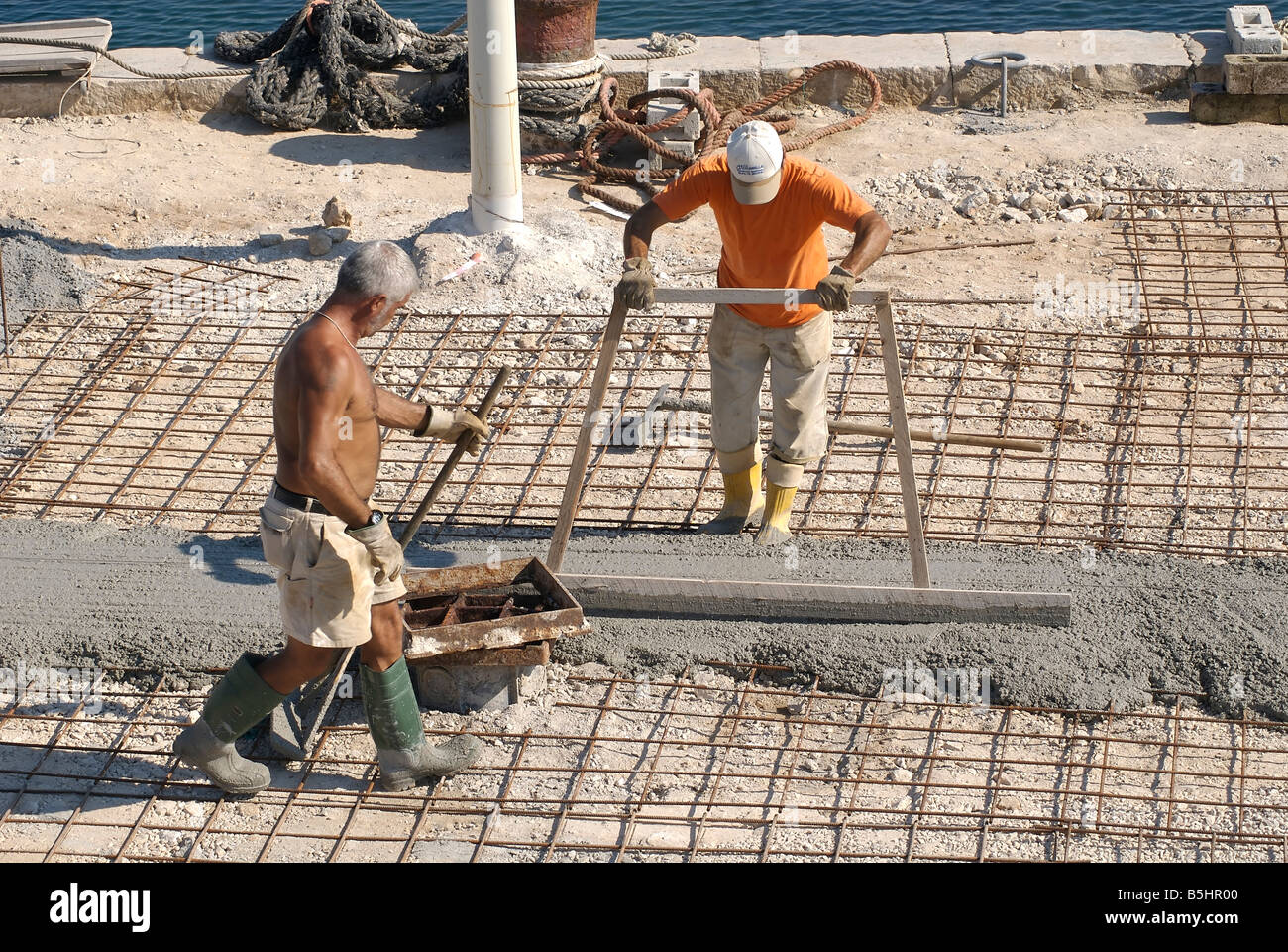 worker pouring concrete Stock Photo - Alamy