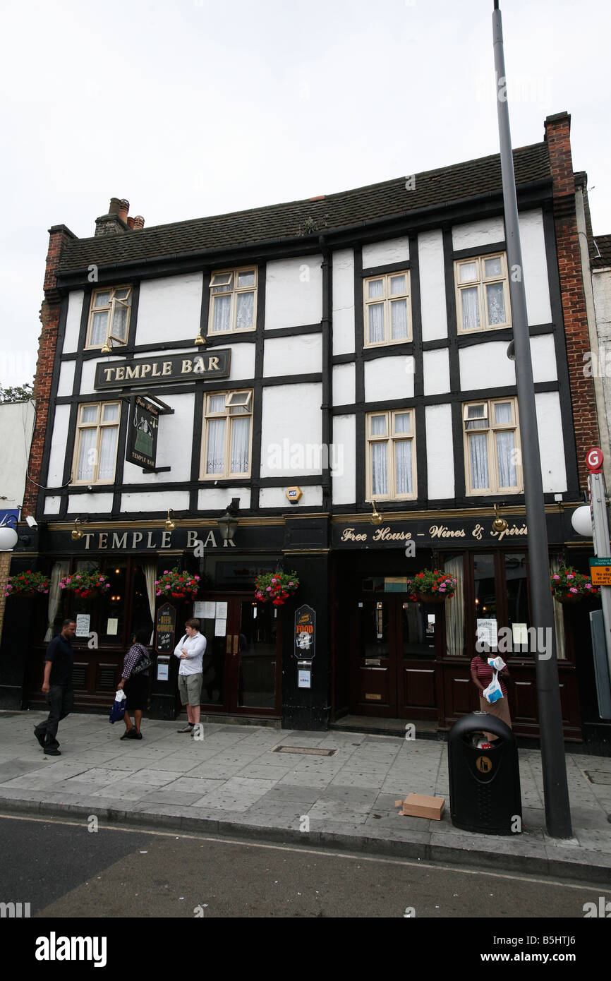 Temple Bar on Walworth Road, Walworth, South London Stock Photo - Alamy