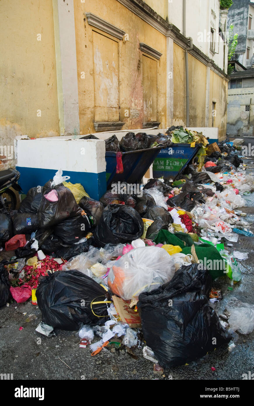 City trash can overflowing hi-res stock photography and images - Alamy
