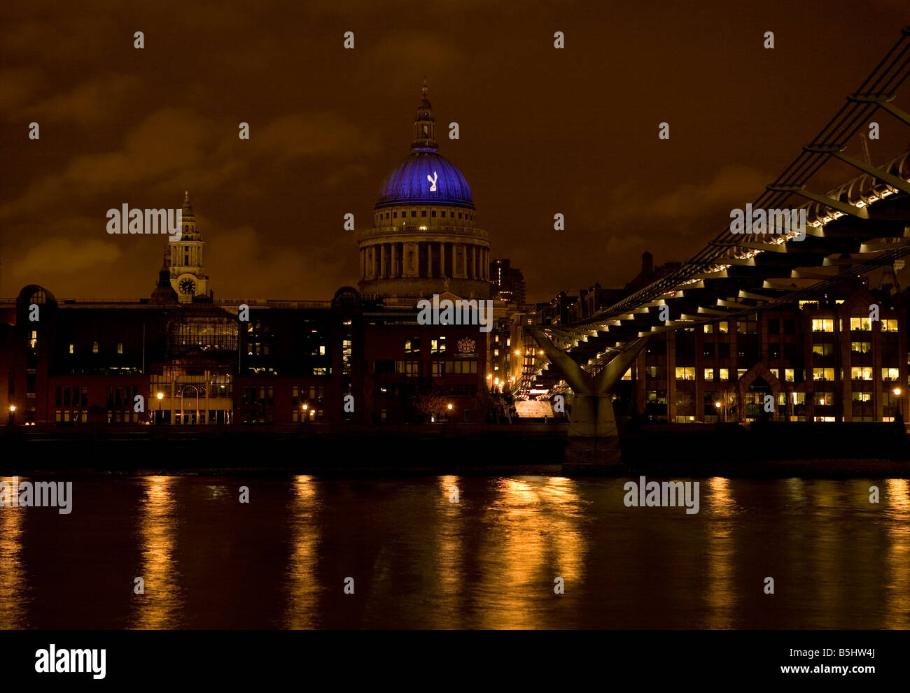 Martin Ferrill projection of an arabic word onto St Paul's Cathedral ...
