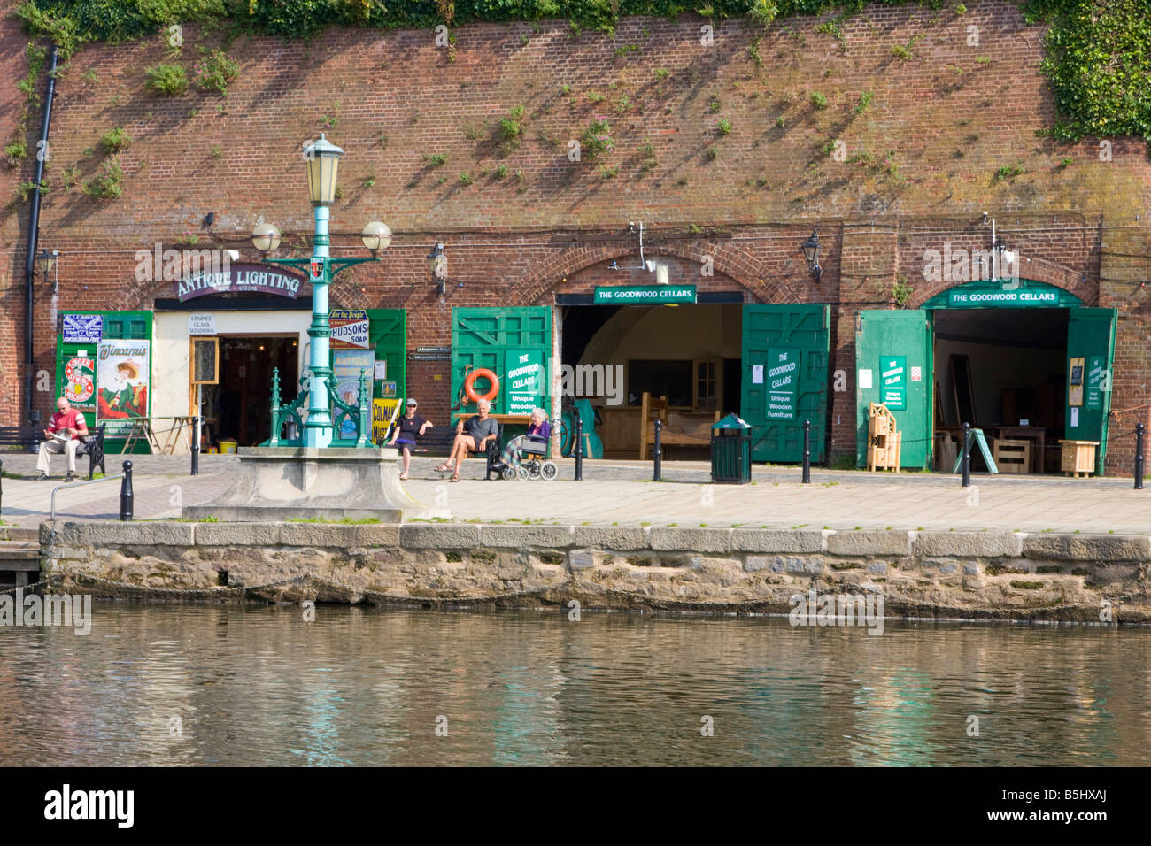 Quayside shopping centre hi-res stock photography and images - Alamy