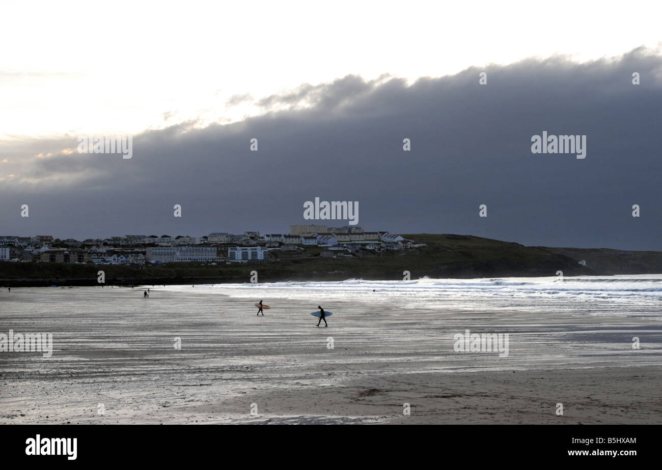 Surfers on the beach, Newquay, Cornwall Stock Photo - Alamy