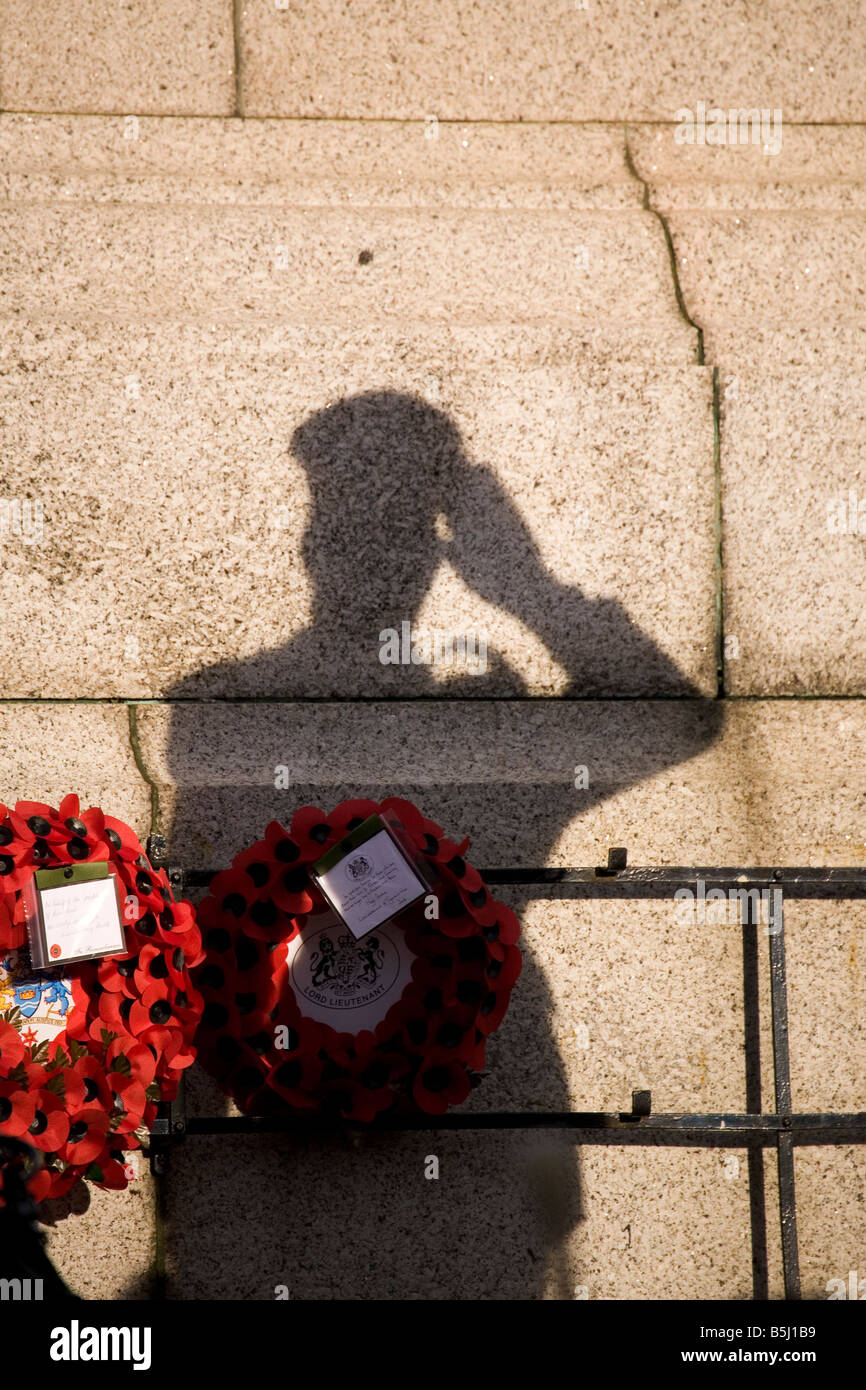 British Soldier Saluting Stock Photos & British Soldier Saluting Stock ...