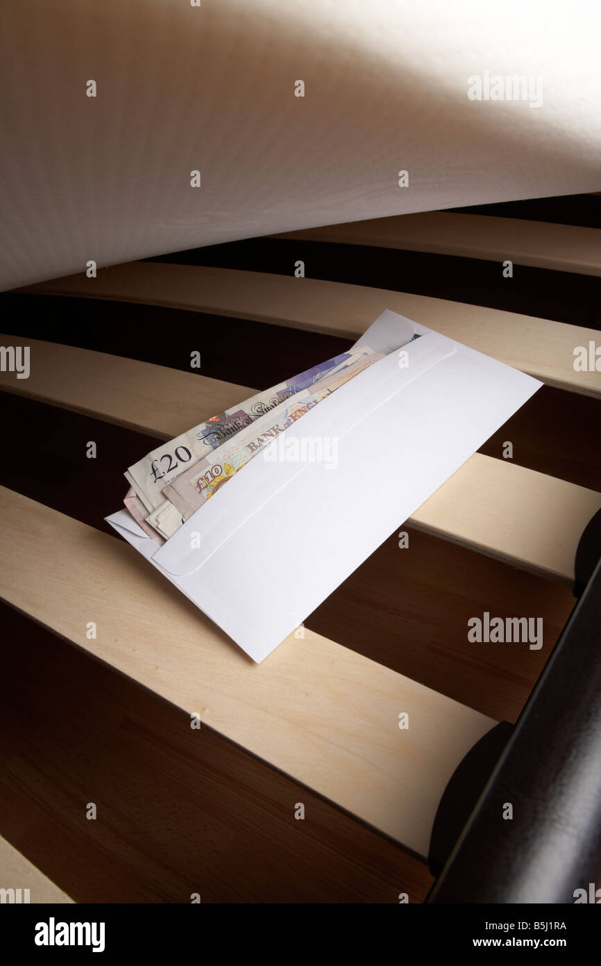 Envelope with english banknotes hi-res stock photography and images - Alamy