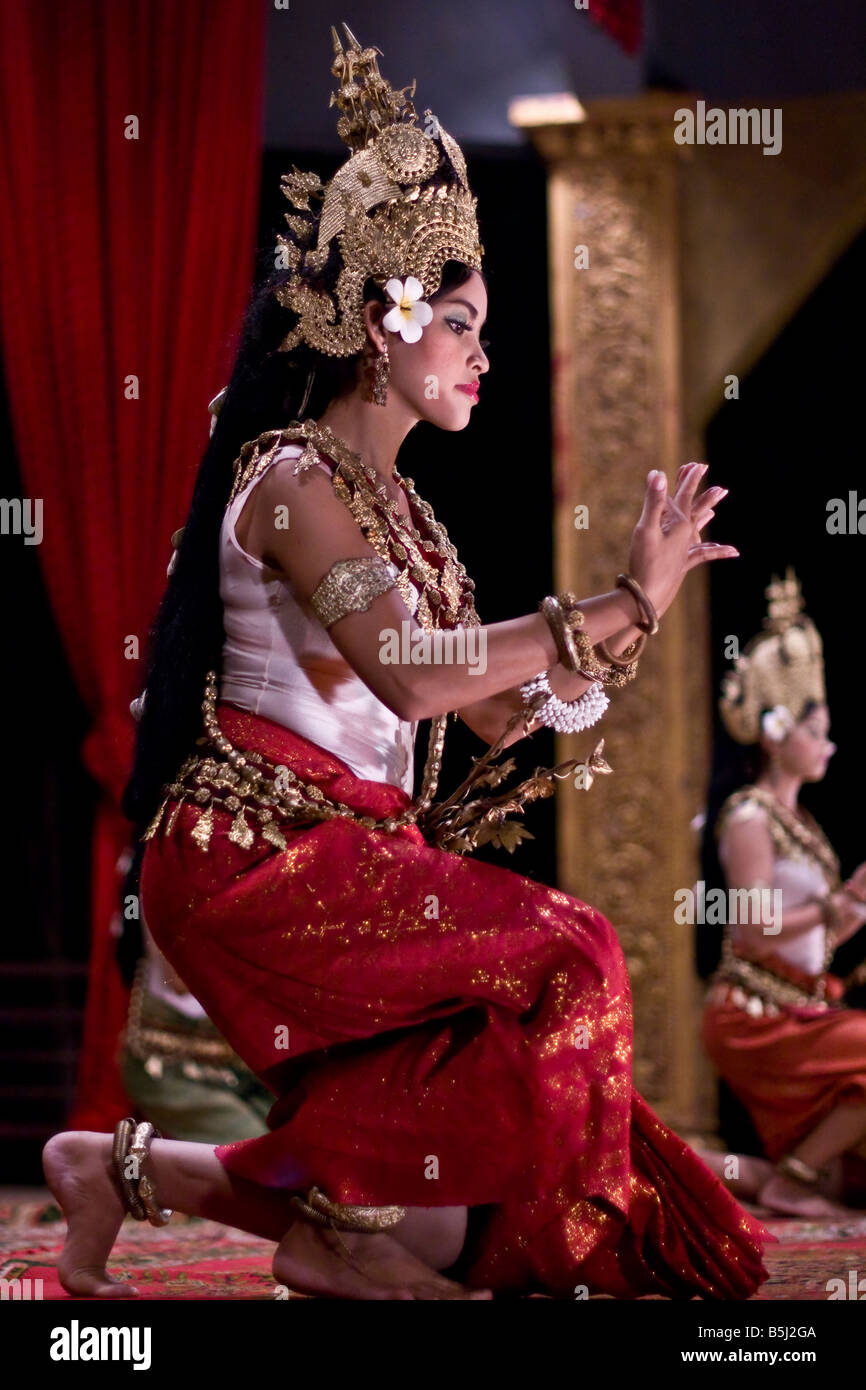 Traditional cambodian dancers Stock Photo - Alamy