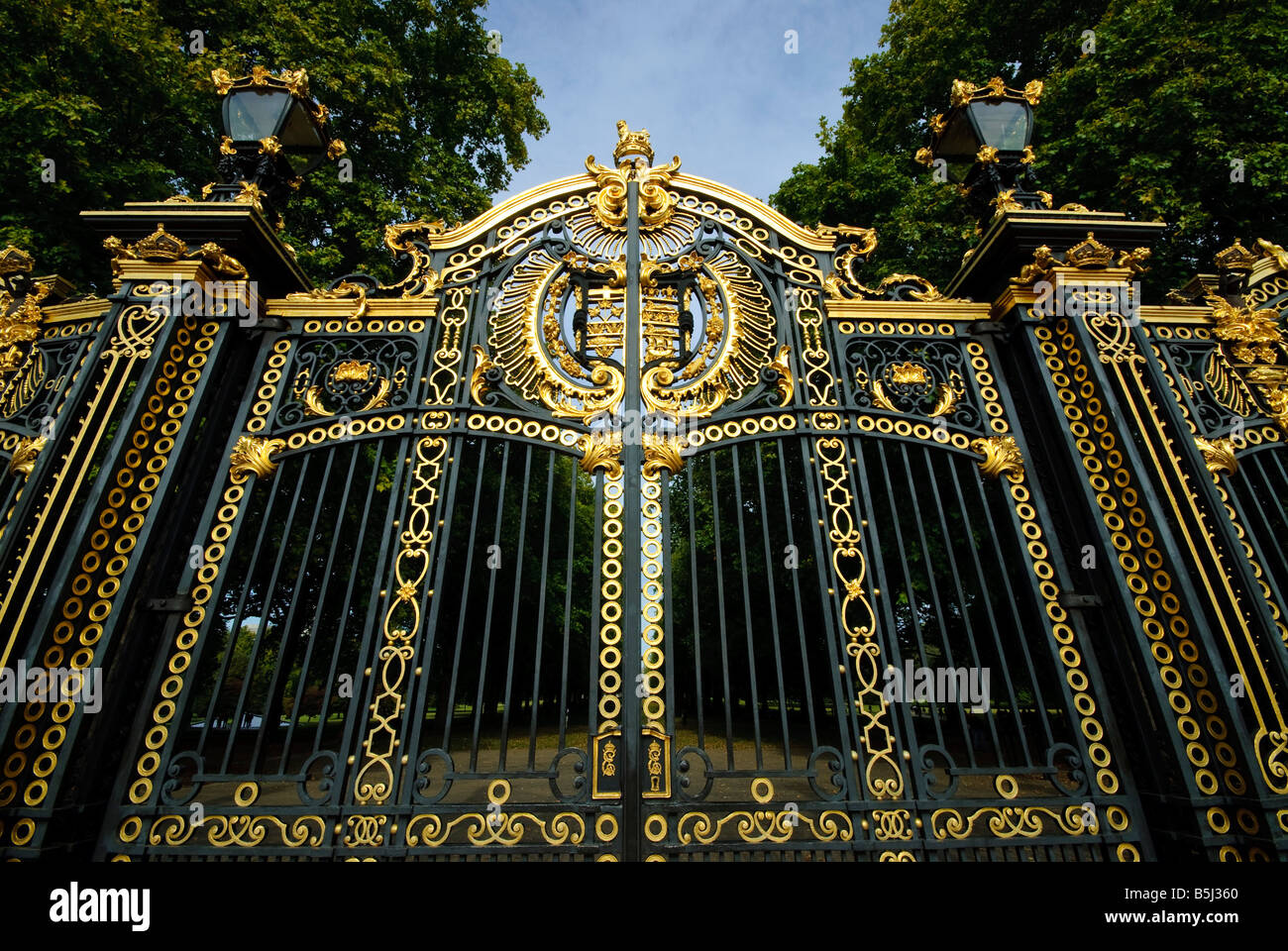 Green Park Gates Buckingham Palace London // LONDON, United Kingdom ...