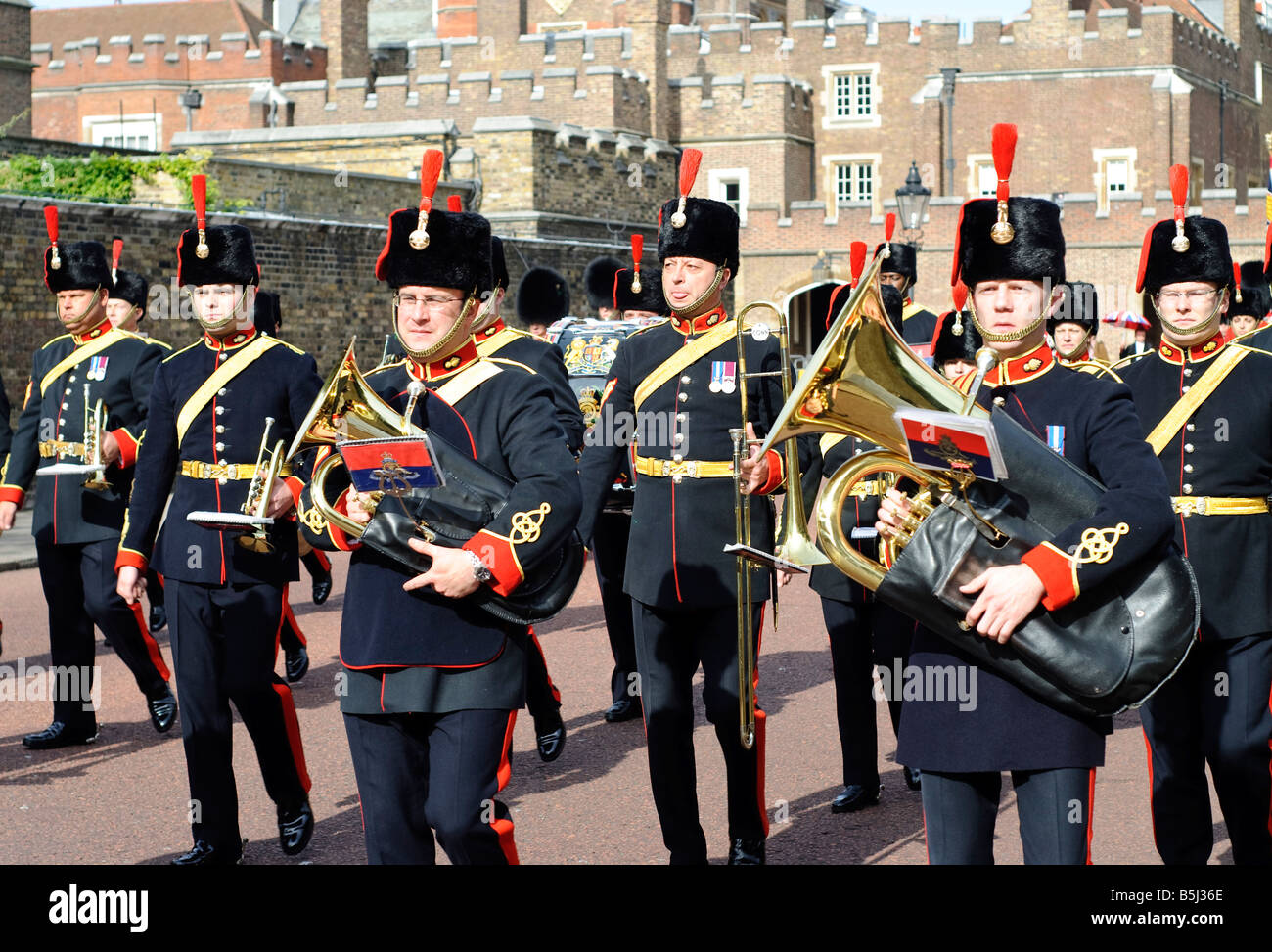 Royal guard beefeater buckingham palace hi-res stock photography and ...