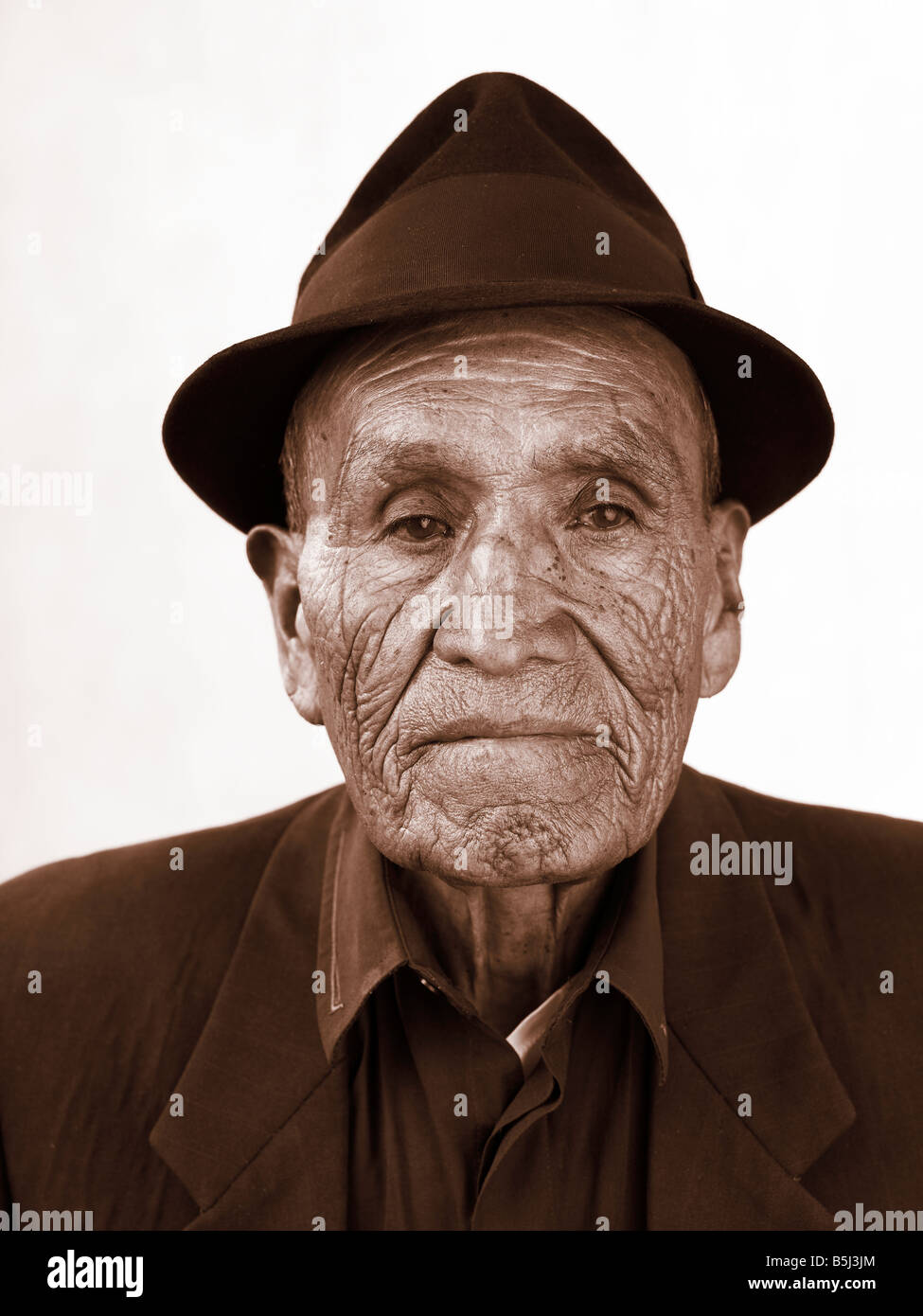 portrait old man hat vertical Hispanic Bolivia Aymara Stock Photo - Alamy