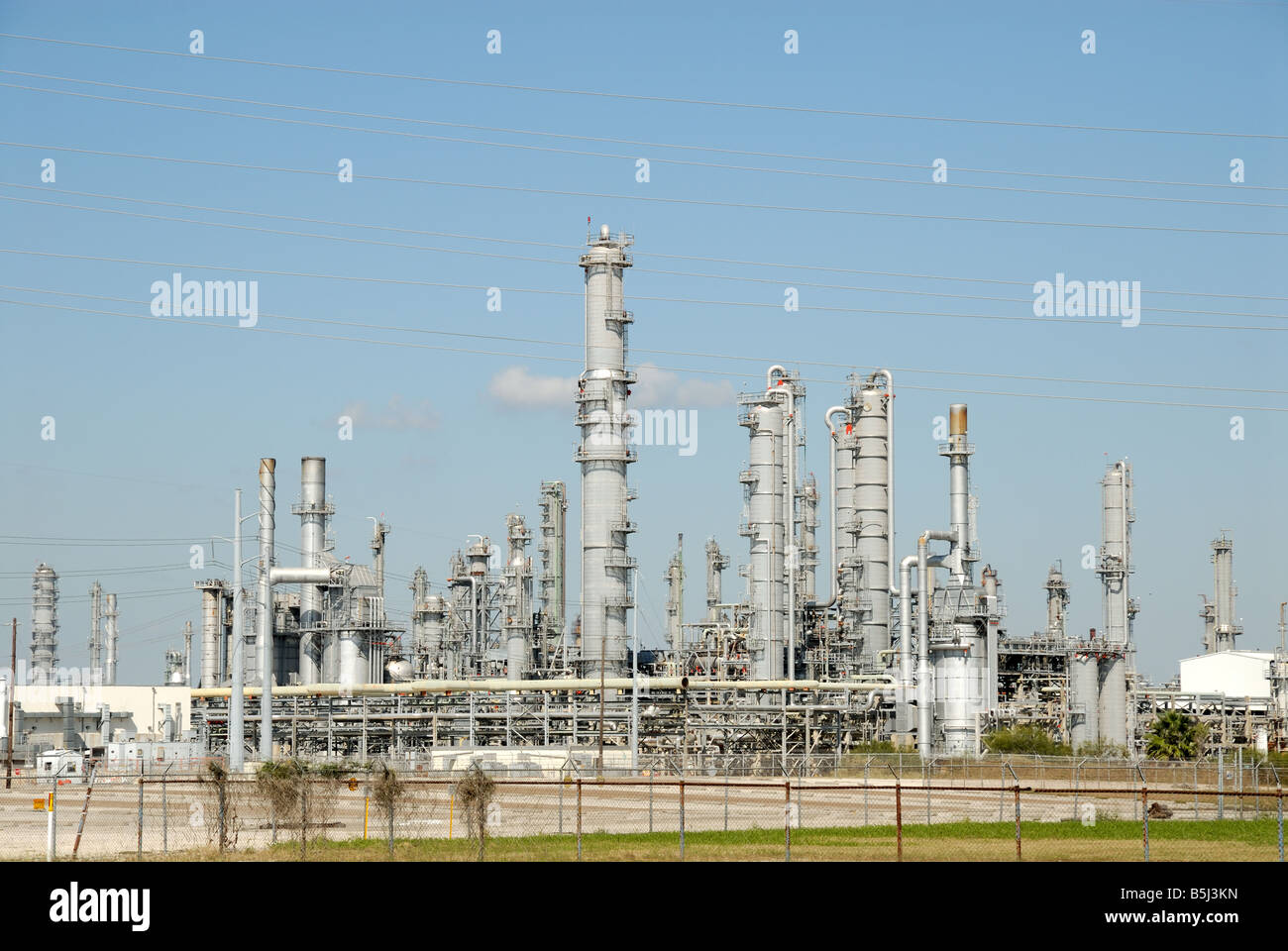 Modern oil refinery Stock Photo - Alamy