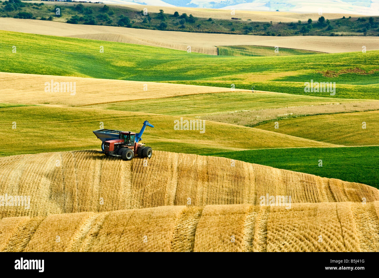 Tractor pulling cart hi-res stock photography and images - Alamy