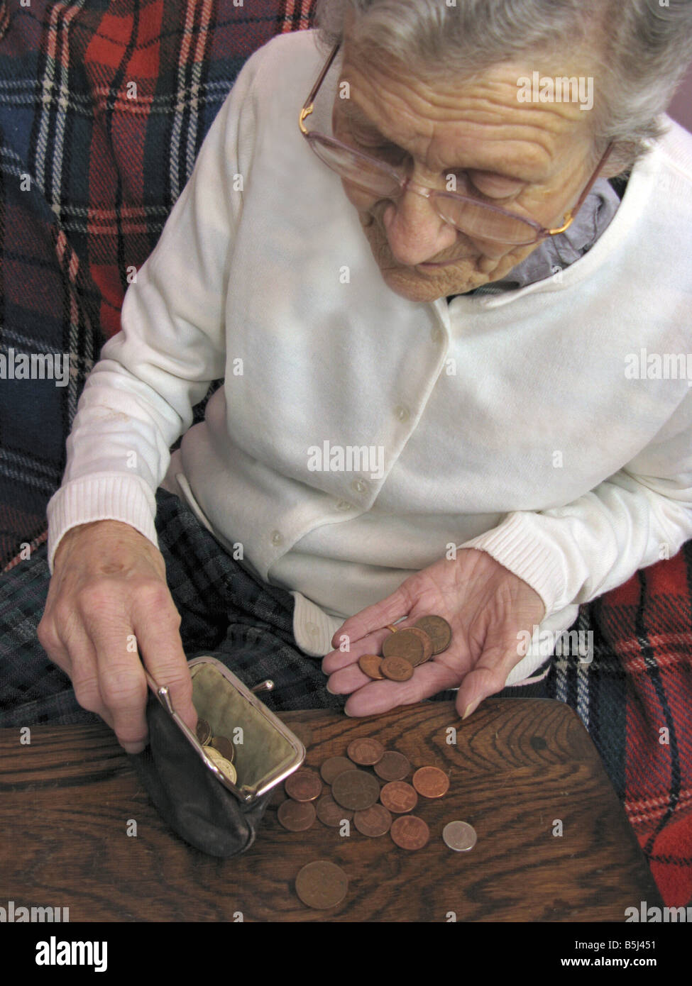 Old woman counting change hi-res stock photography and images - Alamy