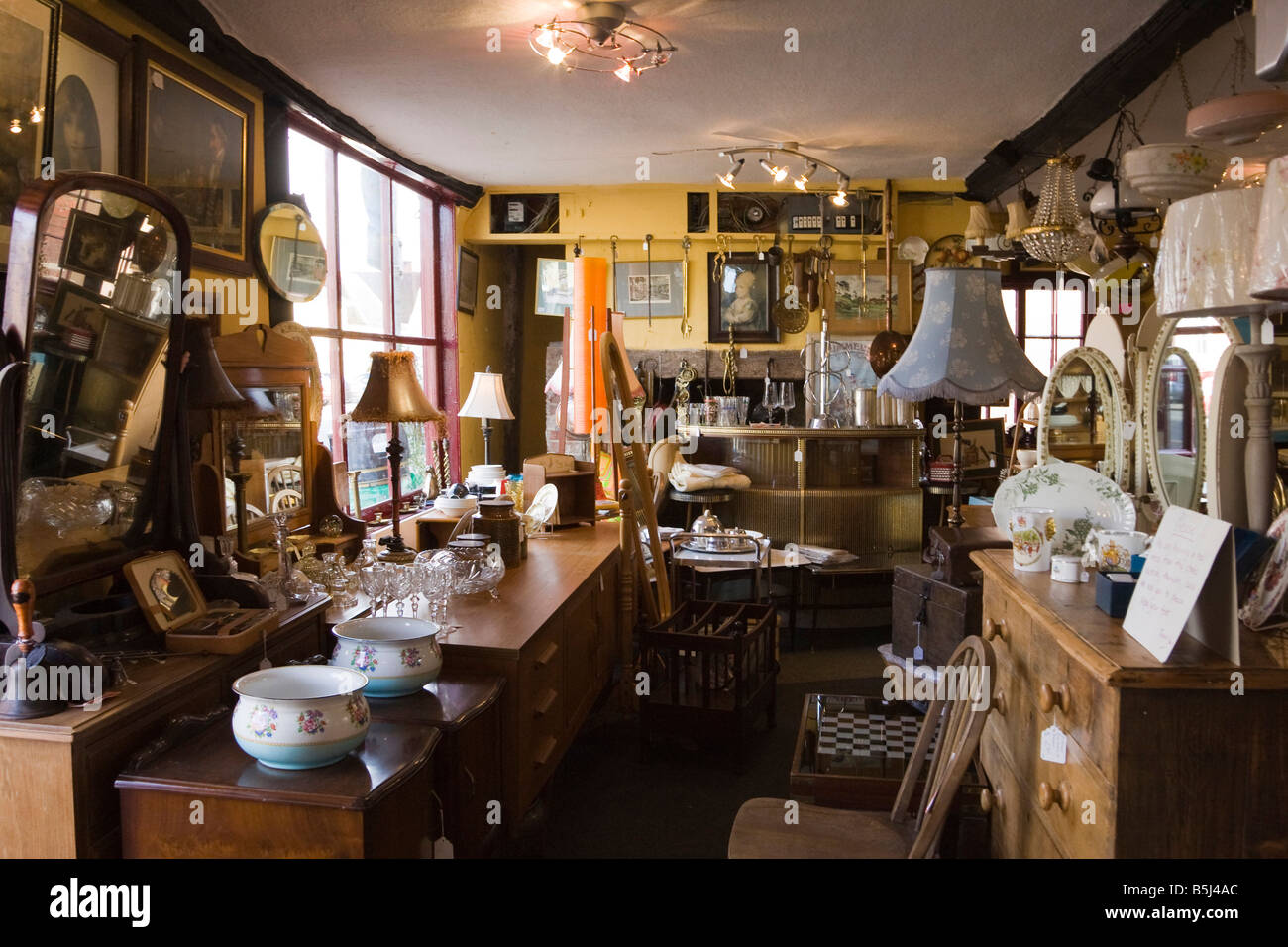 Antiques goods hi-res stock photography and images - Alamy