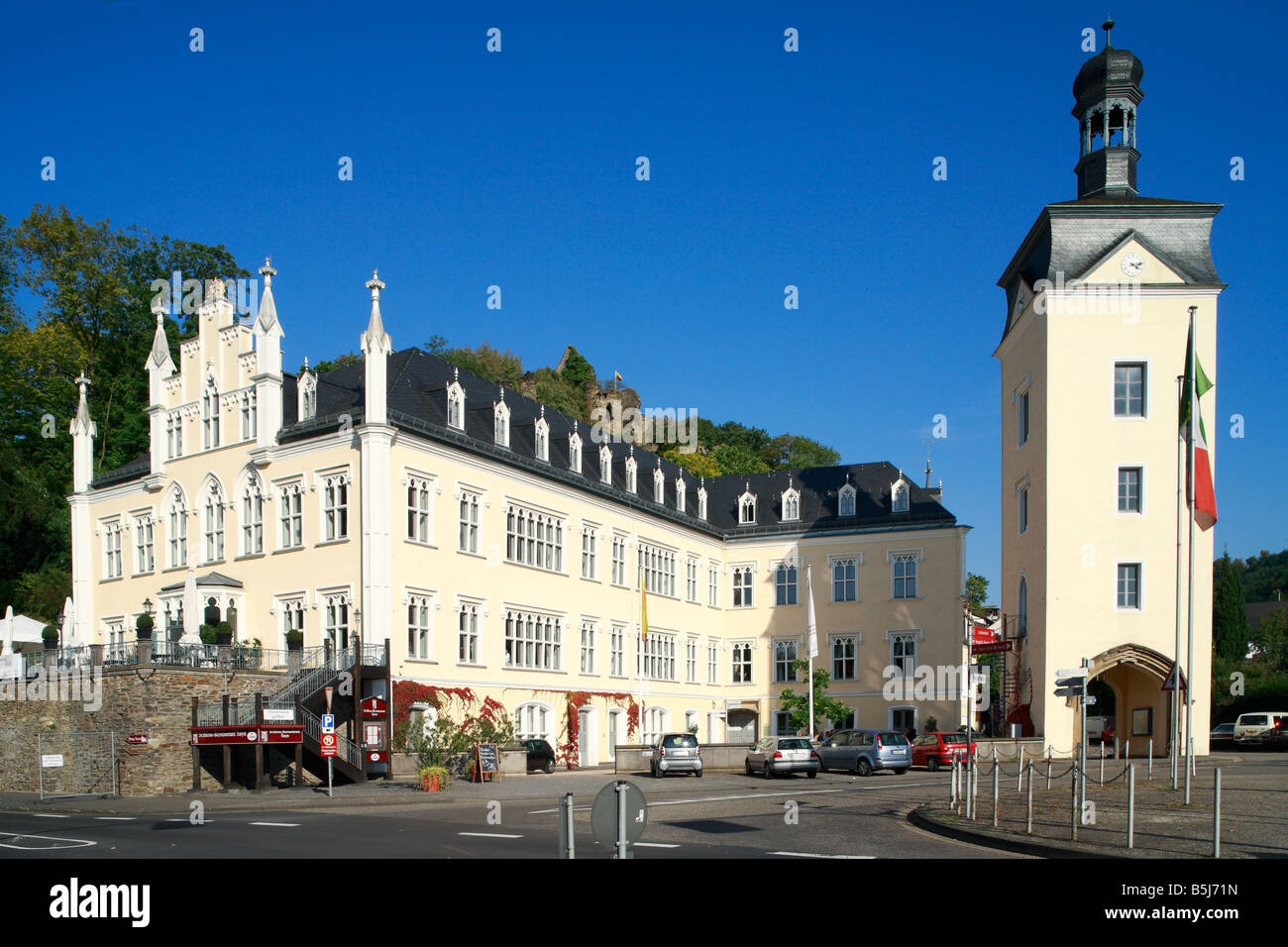 Schloss Sayn und Burgberg mit der Burgruine Sayn in Bendorf-Sayn, Rhein ...