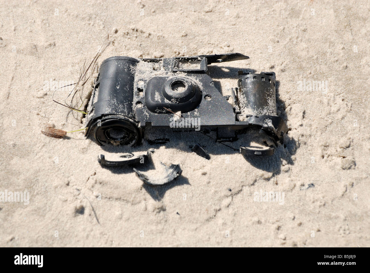 Old broken camera in the sand on the beach Stock Photo - Alamy