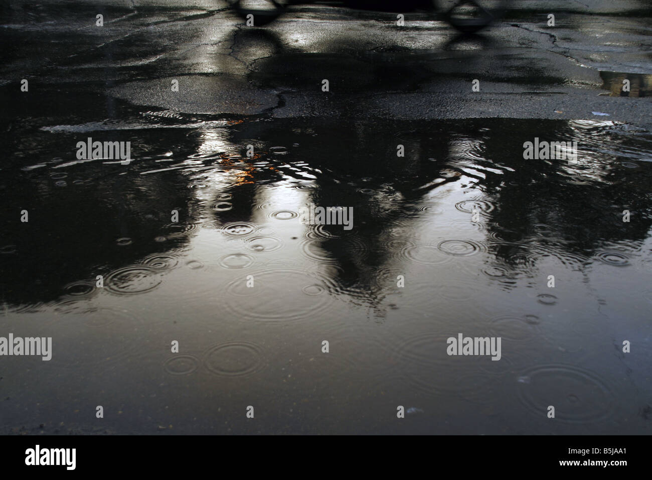 Lots rain drops falling in hi-res stock photography and images - Alamy