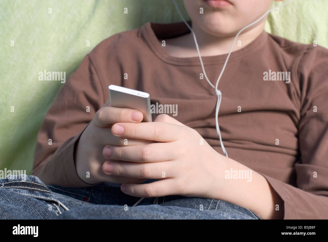boy listening to music on ipod Stock Photo - Alamy
