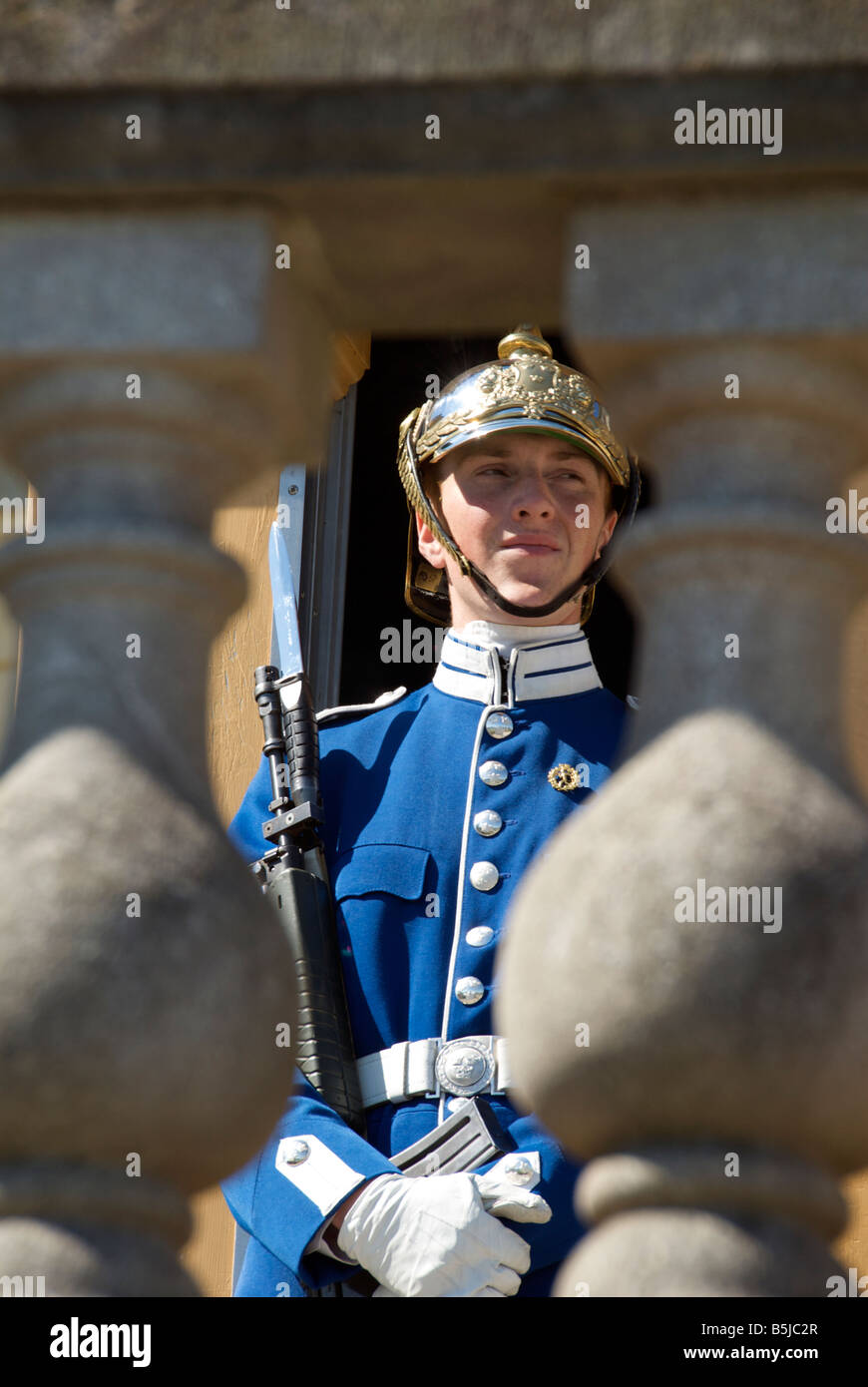 Army sentry hi-res stock photography and images - Alamy
