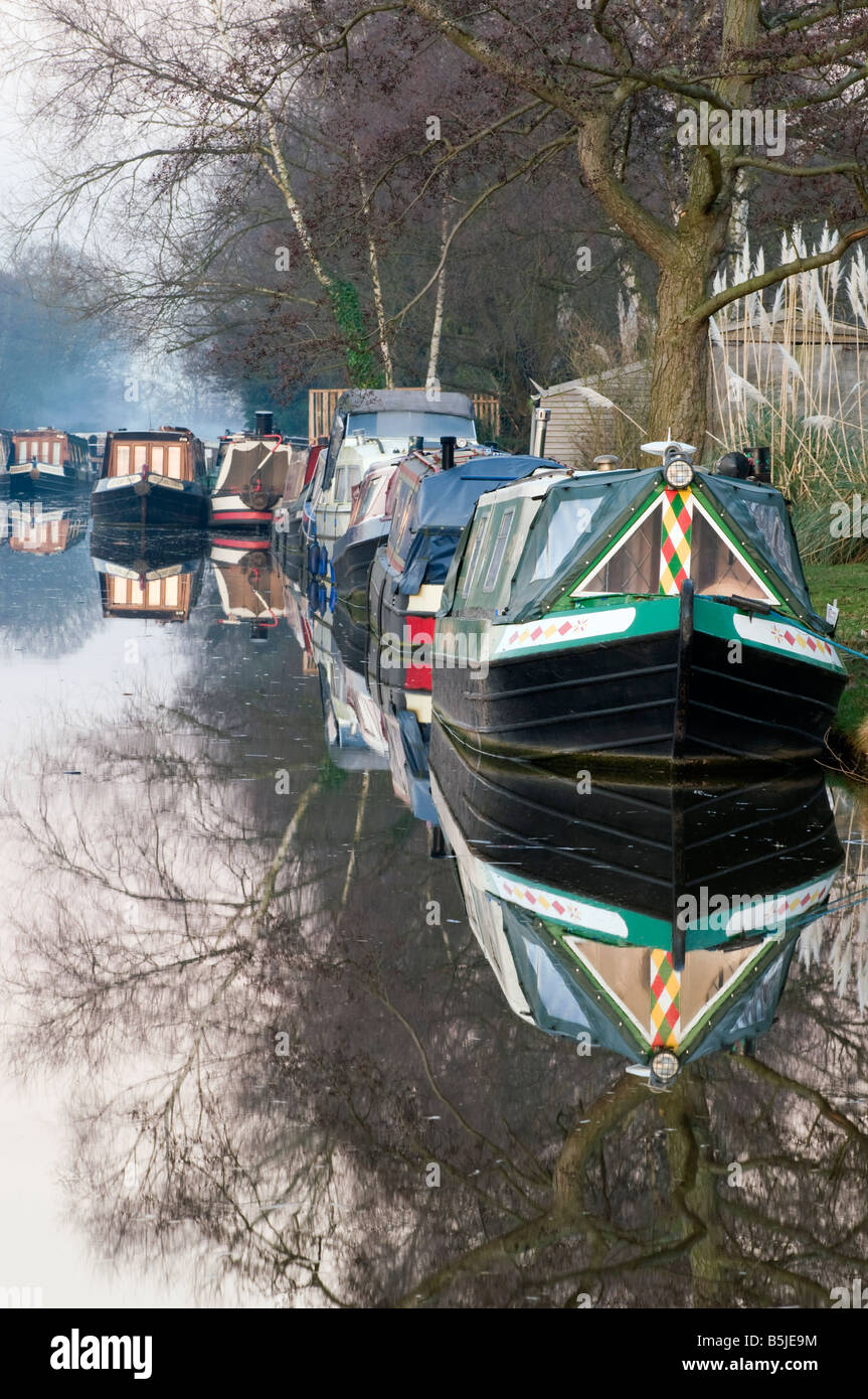 Leisure narrowboats hi-res stock photography and images - Alamy