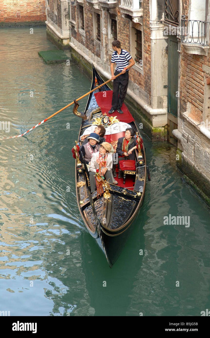 Japanese tourists in gondola venice italy Stock Photo - Alamy