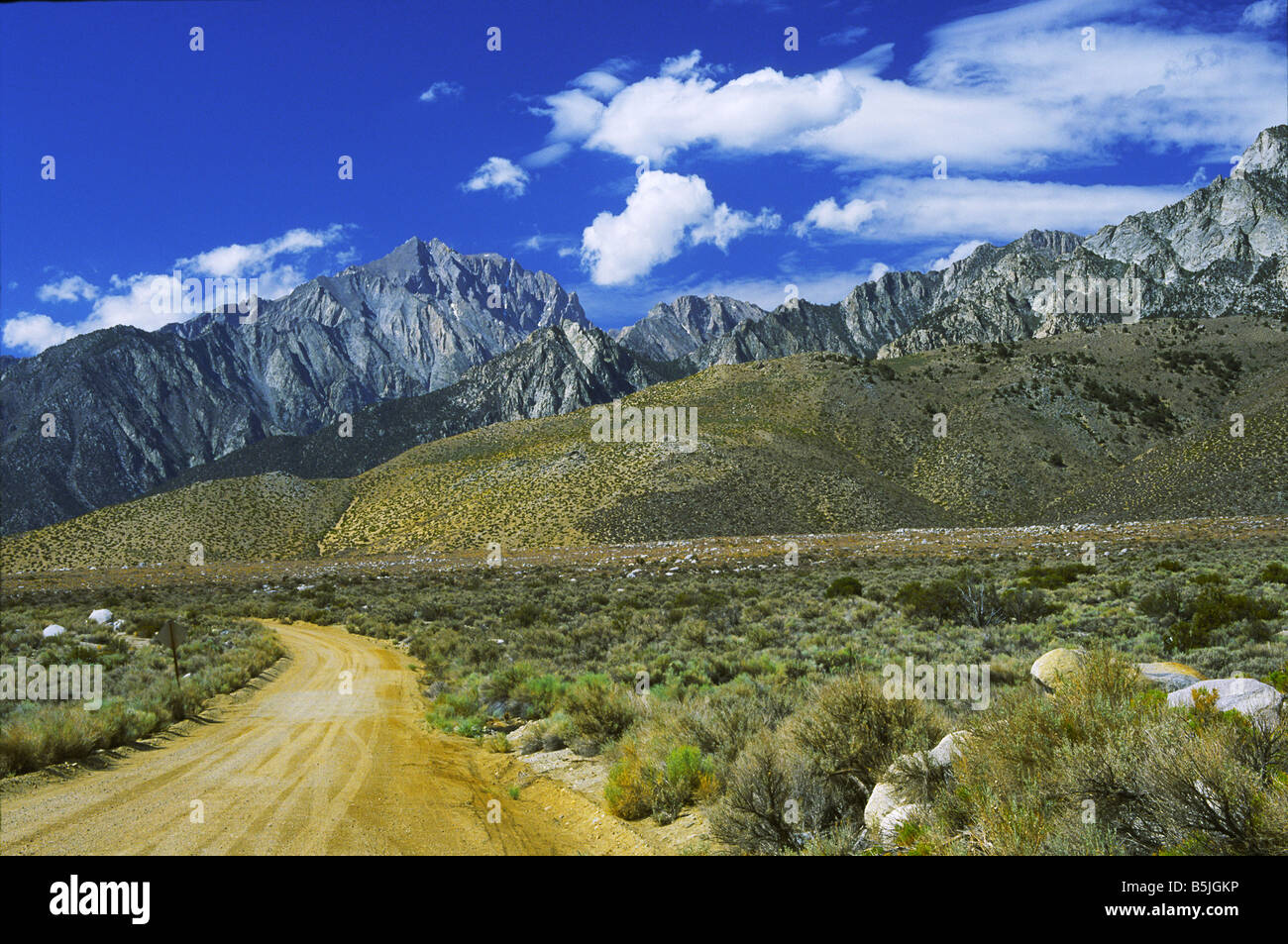 Dirt road through the foothills of Sierra Nevada mountains in ...