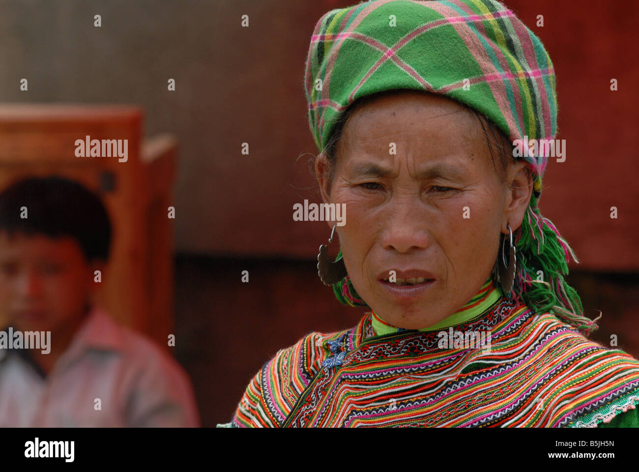 Old woman portrait flower hmong hi-res stock photography and images - Alamy