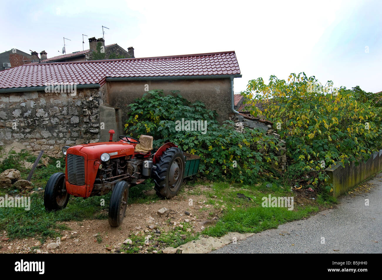Rusty old red tractor hi-res stock photography and images - Alamy