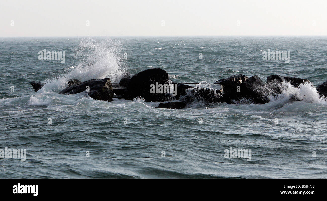 Breaking over rocks hi-res stock photography and images - Alamy
