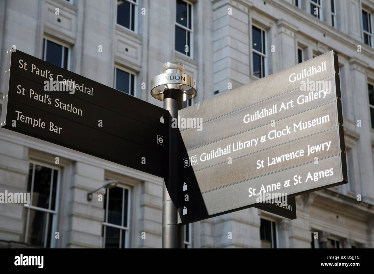 Sign with pedestrian and arrow hi-res stock photography and images - Alamy