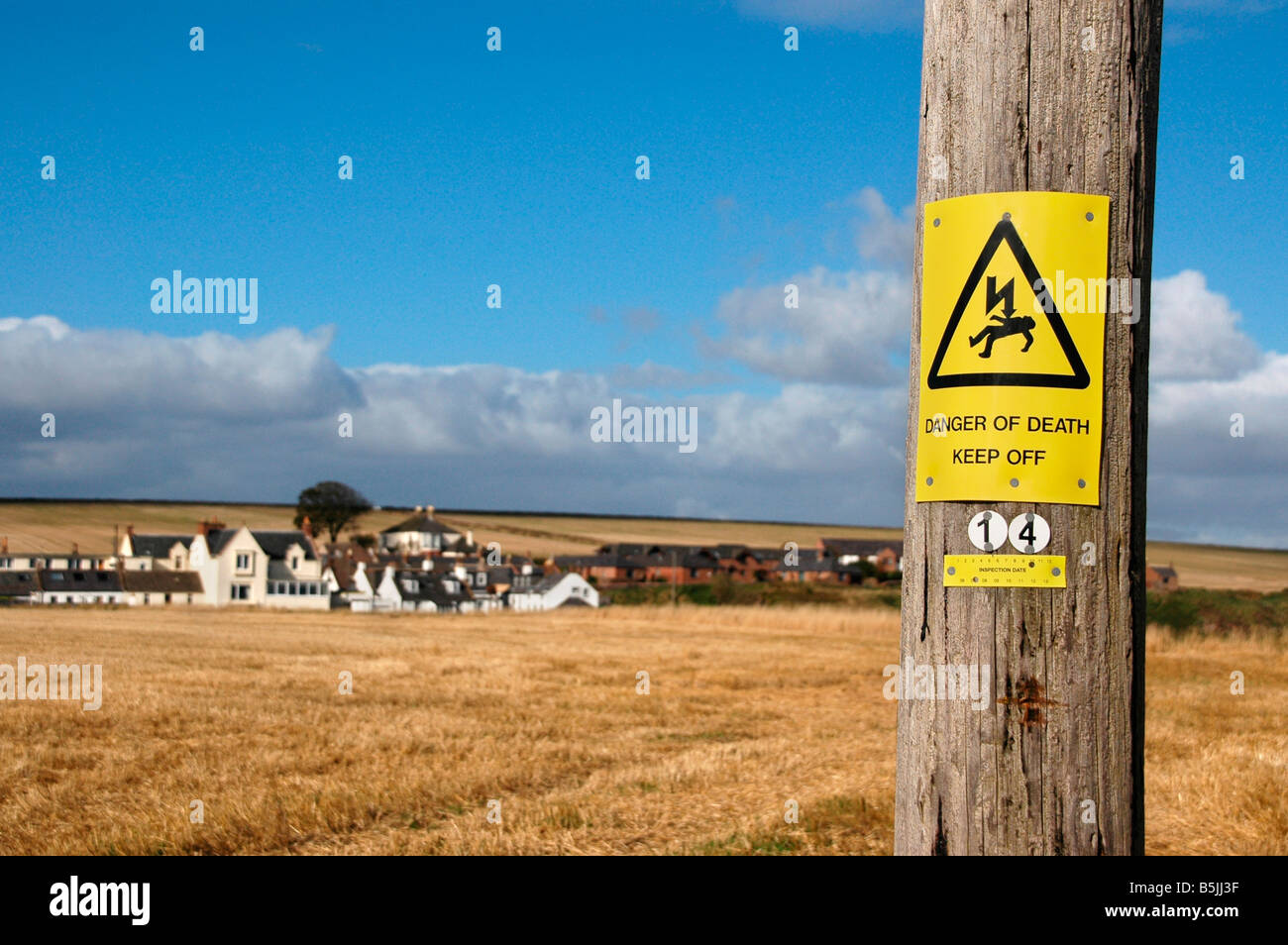 A 'danger of death' warning sign on an electrical cable post Stock ...