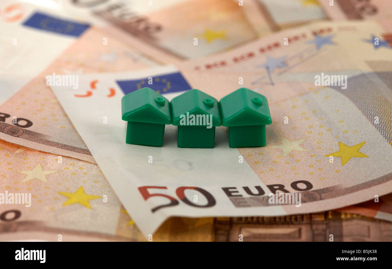 Monopoly houses and banknotes hi-res stock photography and images - Alamy