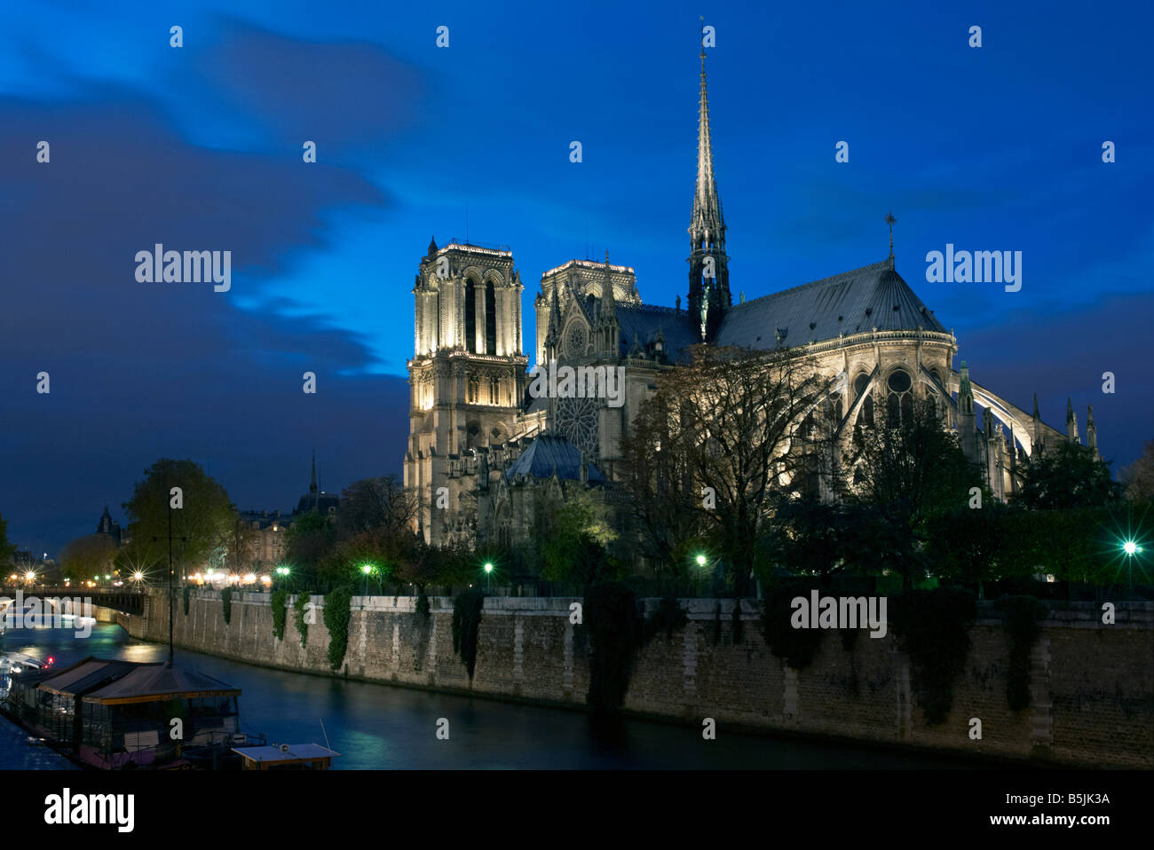 Notre dame de paris night hi-res stock photography and images - Alamy