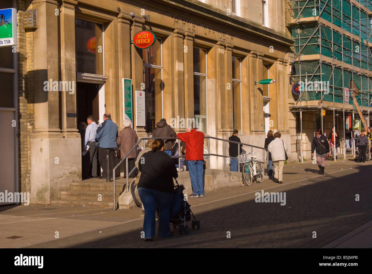 Long Queue Street Stock Photos & Long Queue Street Stock Images - Alamy