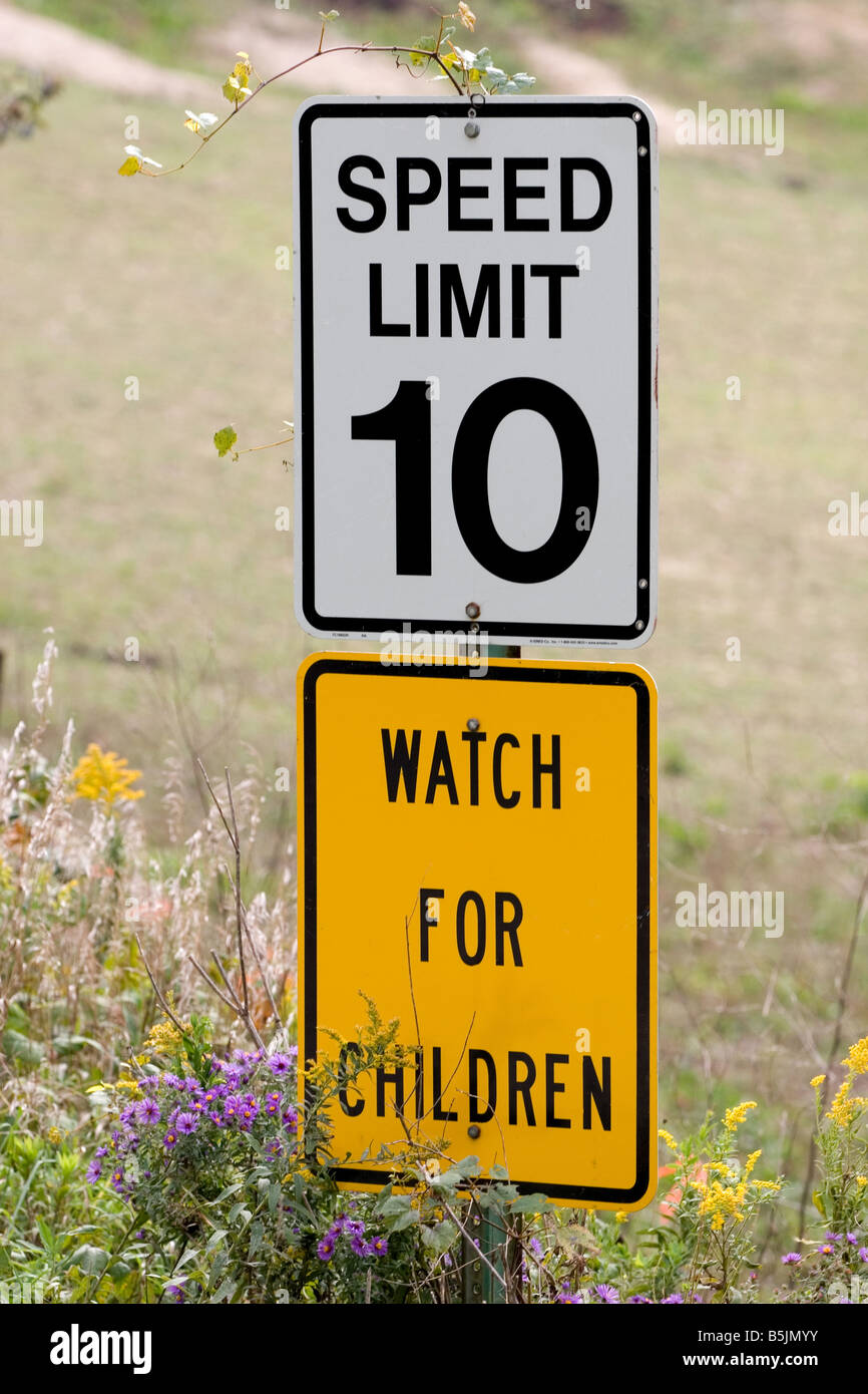 Speed Limit Traffic sign 10mph watch for children Stock Photo - Alamy