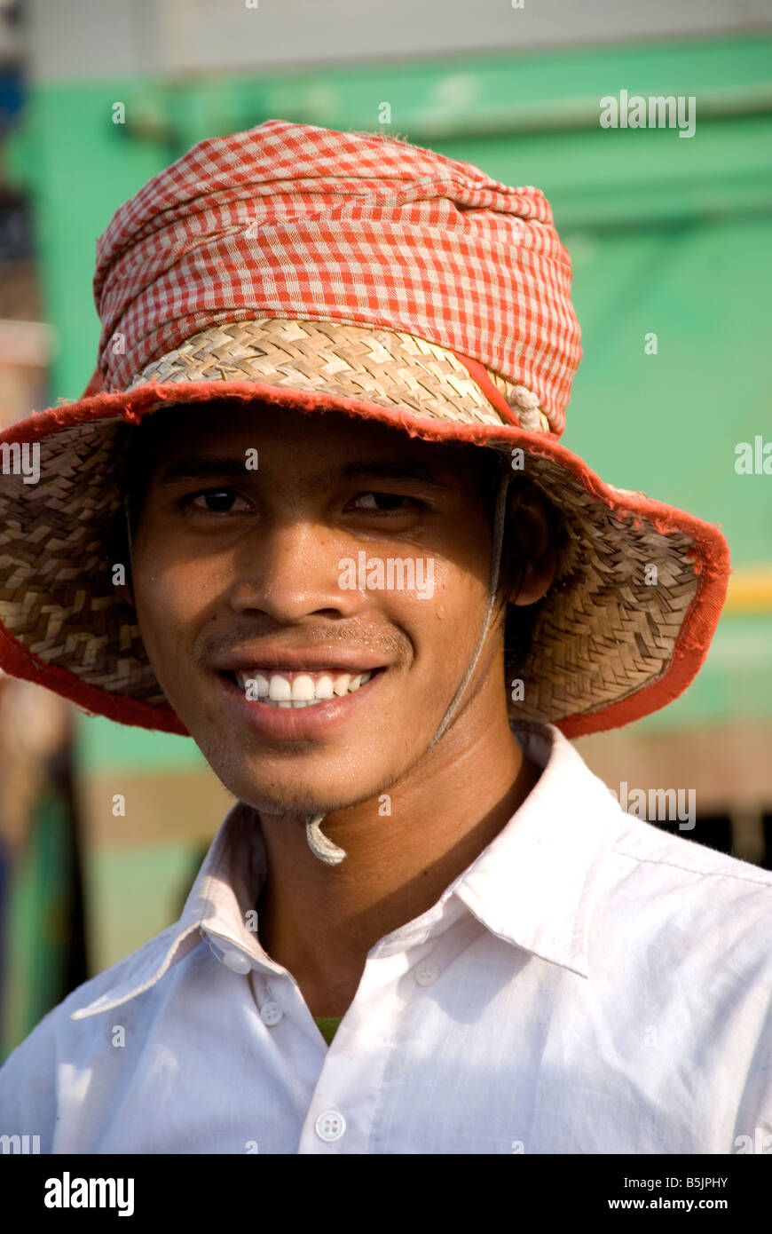 Cambodia Kompong Chhnang wharf worker Stock Photo - Alamy