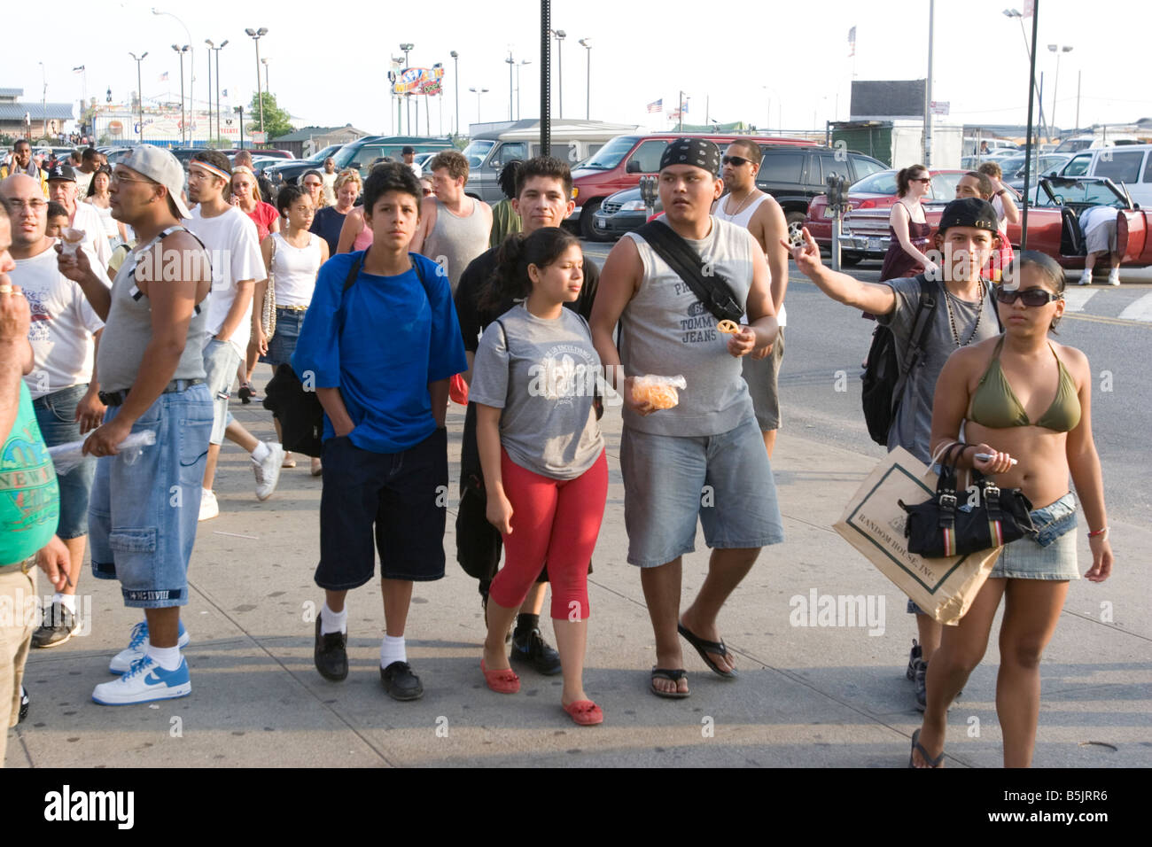 Group of teenagers hanging out beach hi-res stock photography and ...