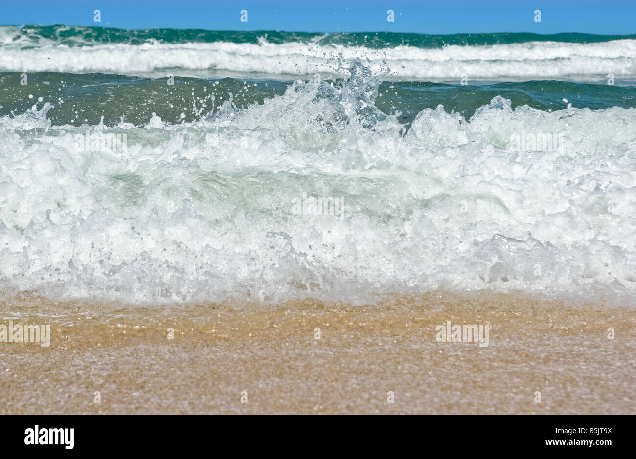 Crashing water waves hi-res stock photography and images - Alamy