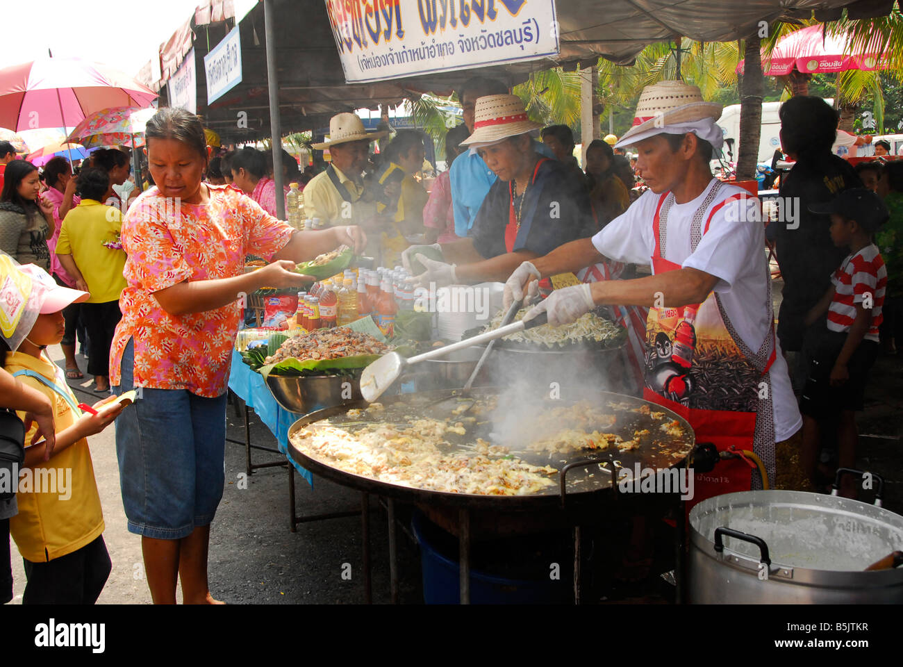 People are waiting to buy stir fried mussel and egg with flour at food ...