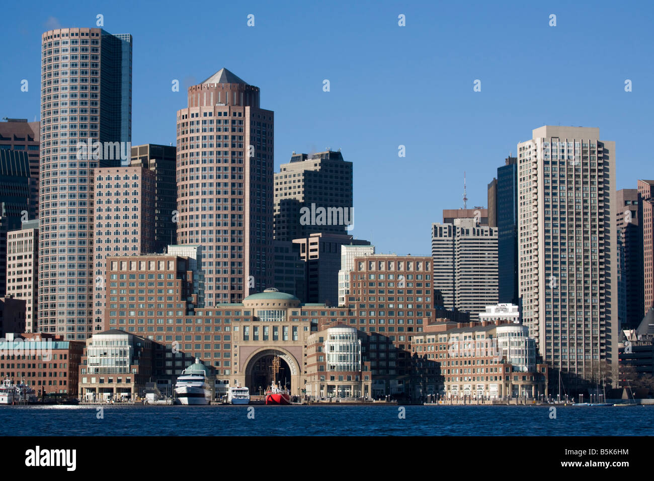 Boston river skyline boats hi-res stock photography and images - Alamy